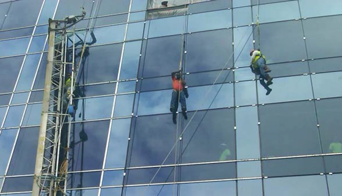 Scaffolding failure sends Louisiana construction workers dangling 100 ...