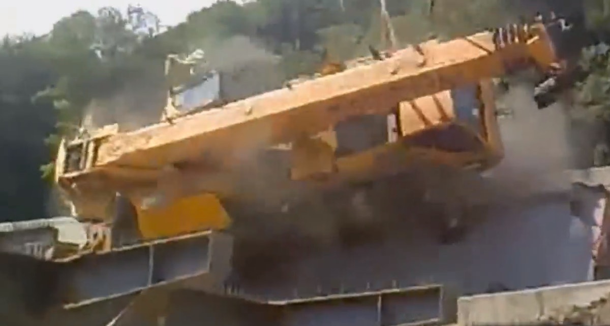 5 minutes of crane FAILS: toppling over hills, trains, buildings ...