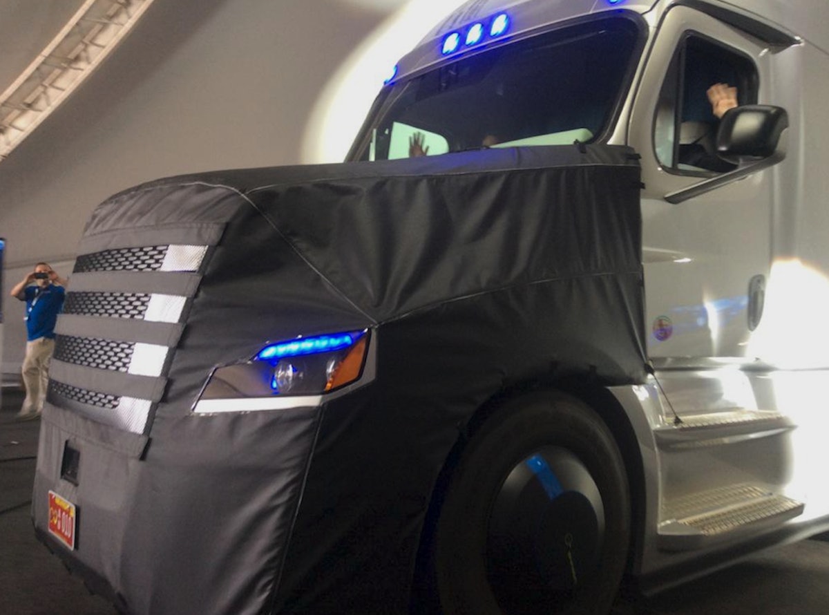 Freightliner unveils first self-driving truck that will roam U.S ...