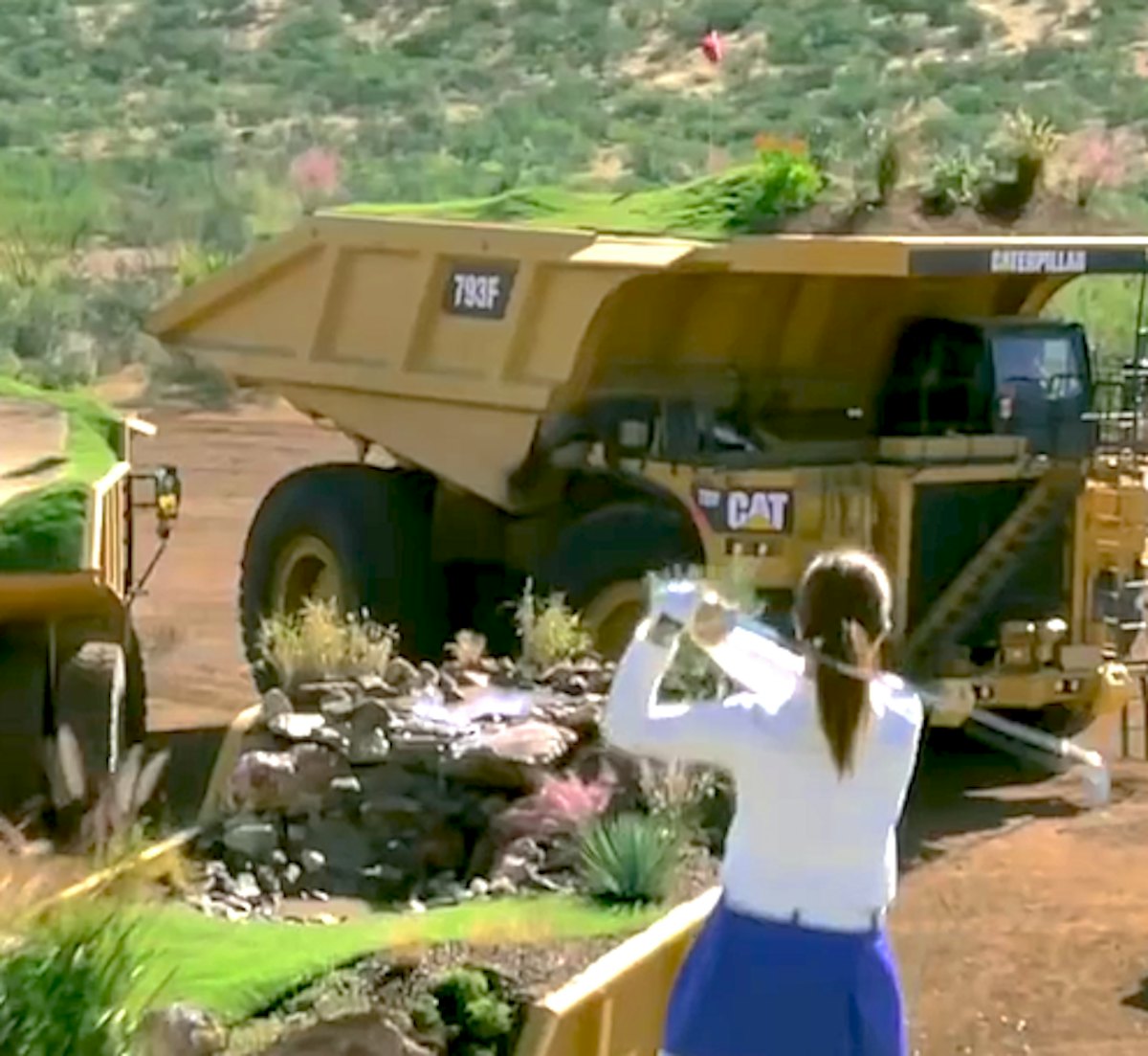 Caterpillar built a moving golf course atop dump trucks and loaders to ...
