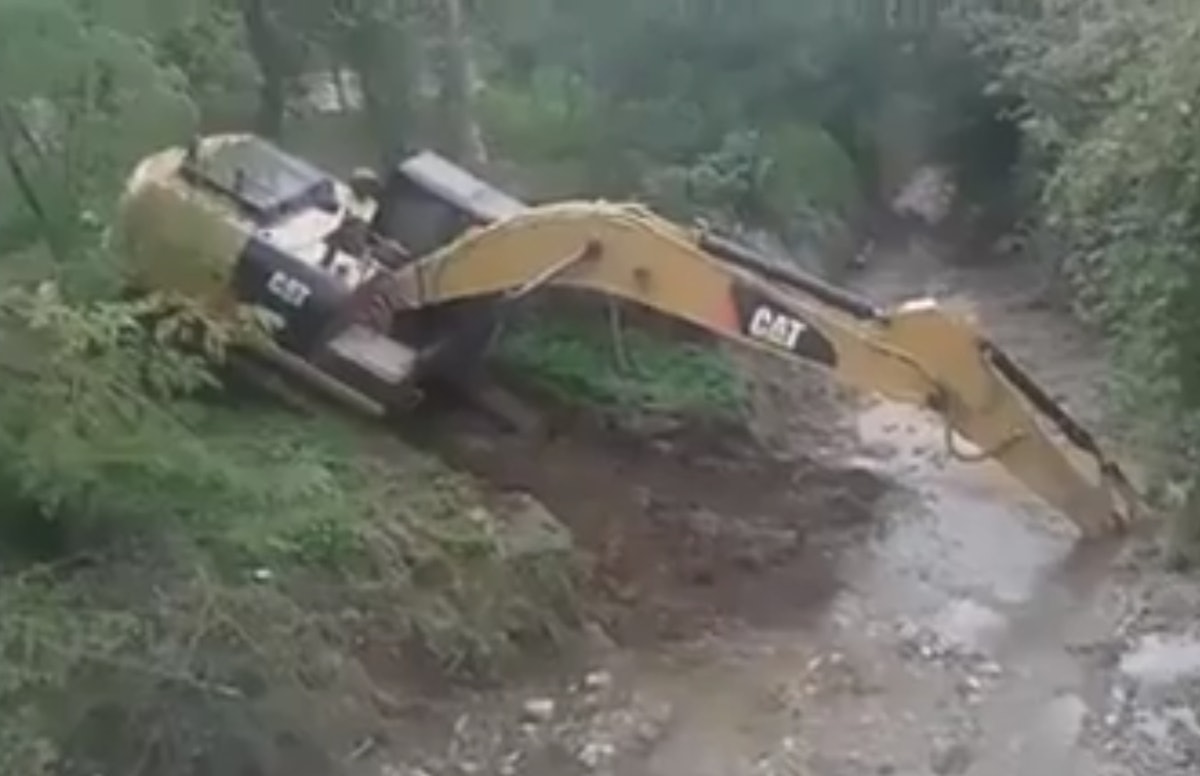 Bucket badly stuck and without a clue, excavator operator begins ...