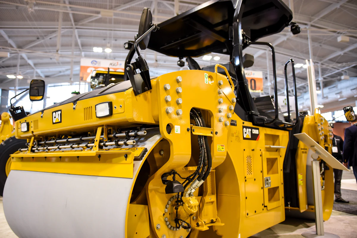 Caterpillar intros 84-inch drum CB68B tandem vibratory asphalt roller ...