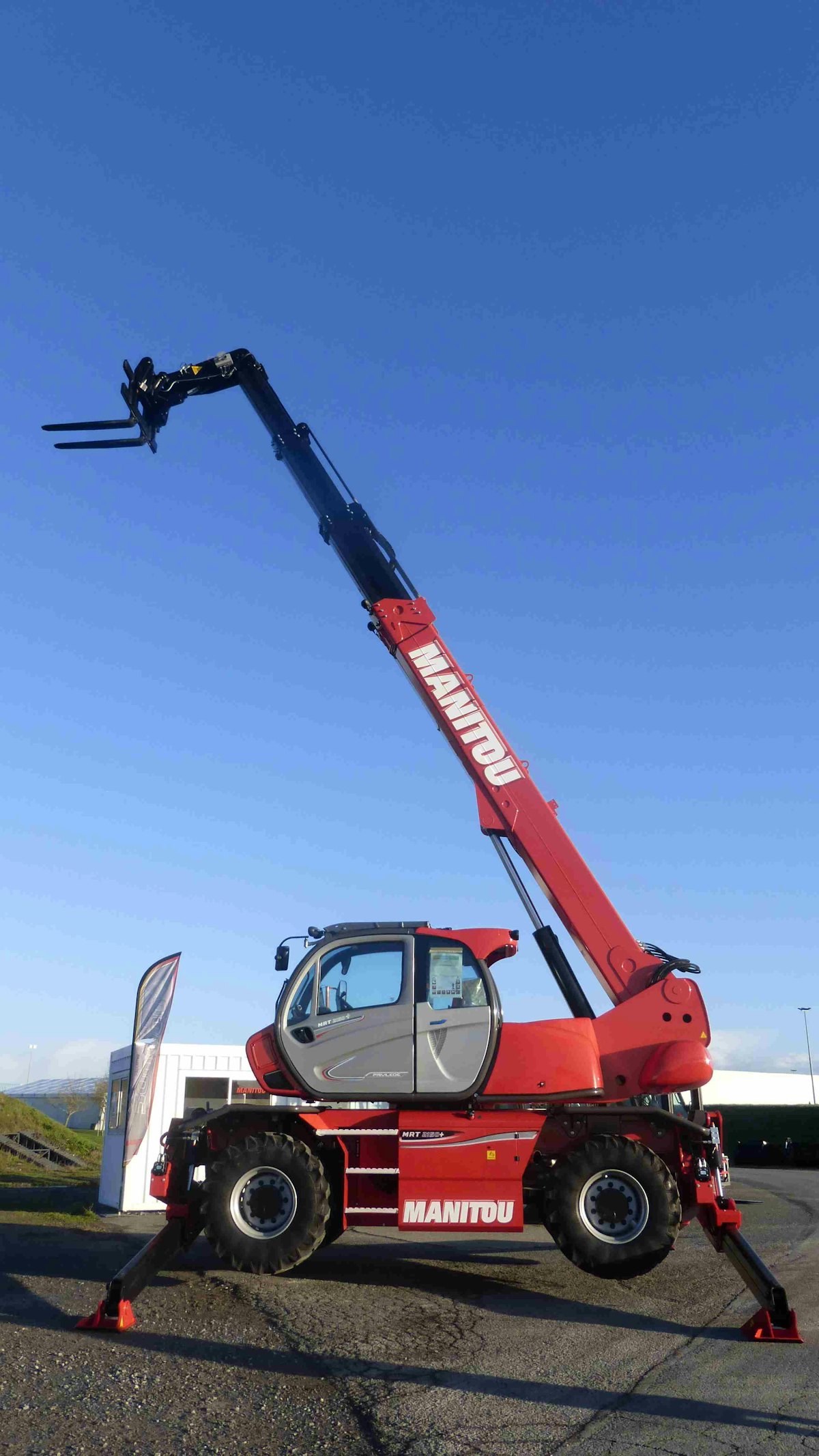 Manitou unveils MRT 2150, 2550 Privilège + telehandlers with improved ...