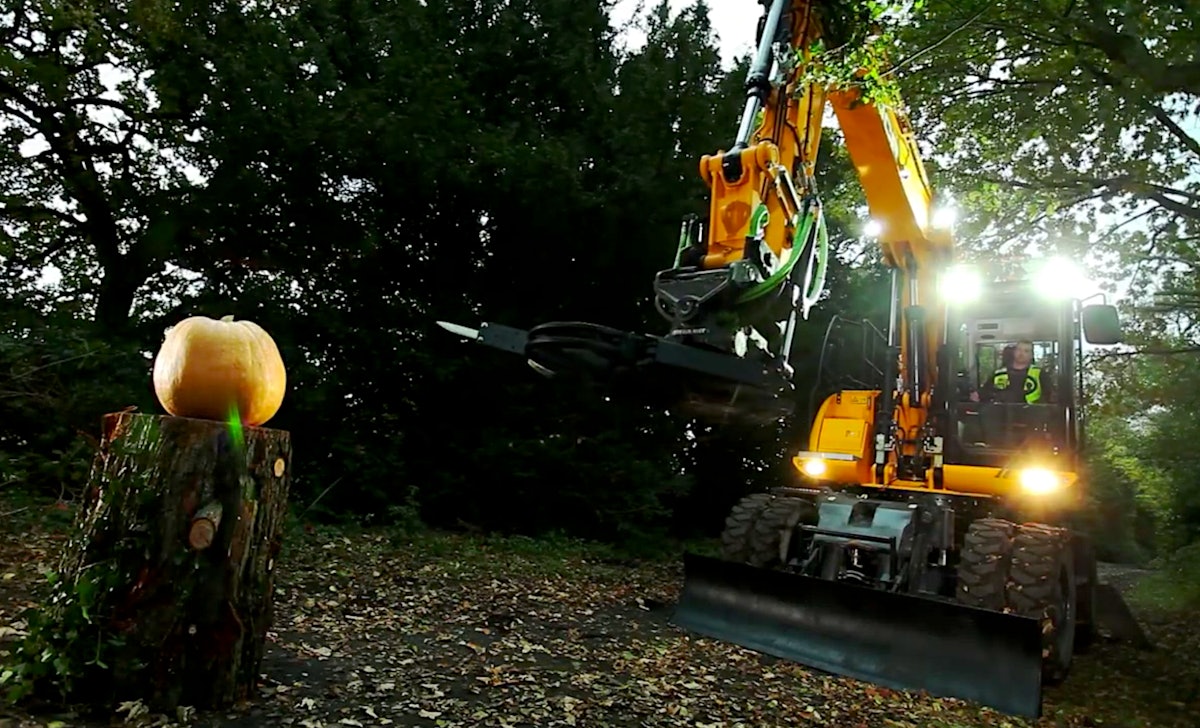 Excavator operator carves a pumpkin in JCB’s spooky Steelwrist demo ...