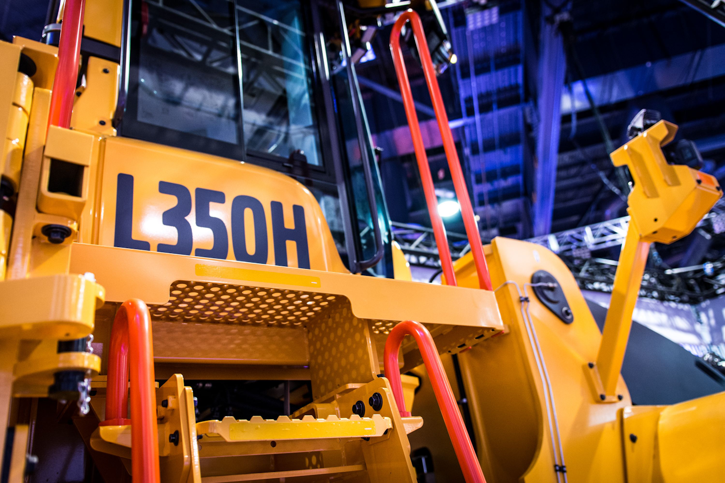 Volvo CE debuts new flagship wheel loader: L350H boasts new design ...