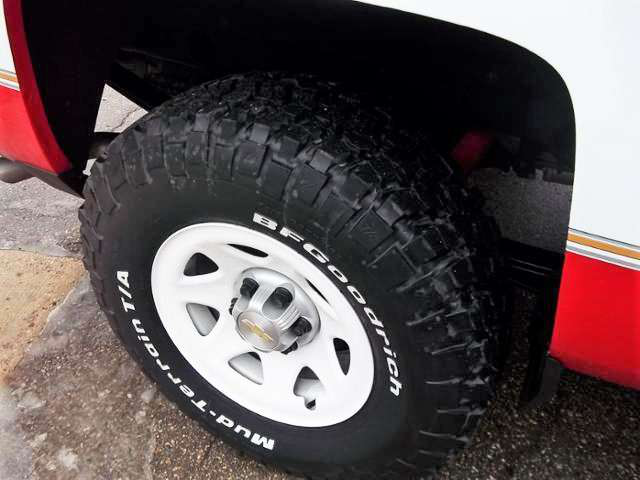 Retro 2018 Chevy Silverado Big 10 conversion proves two-tone truck ...