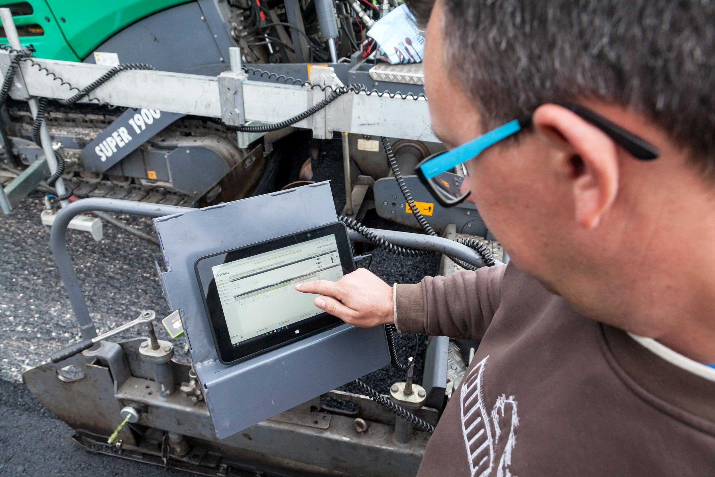 Vögele debuts revamped Big MultiPlex Ski, new technology at Intermat ...