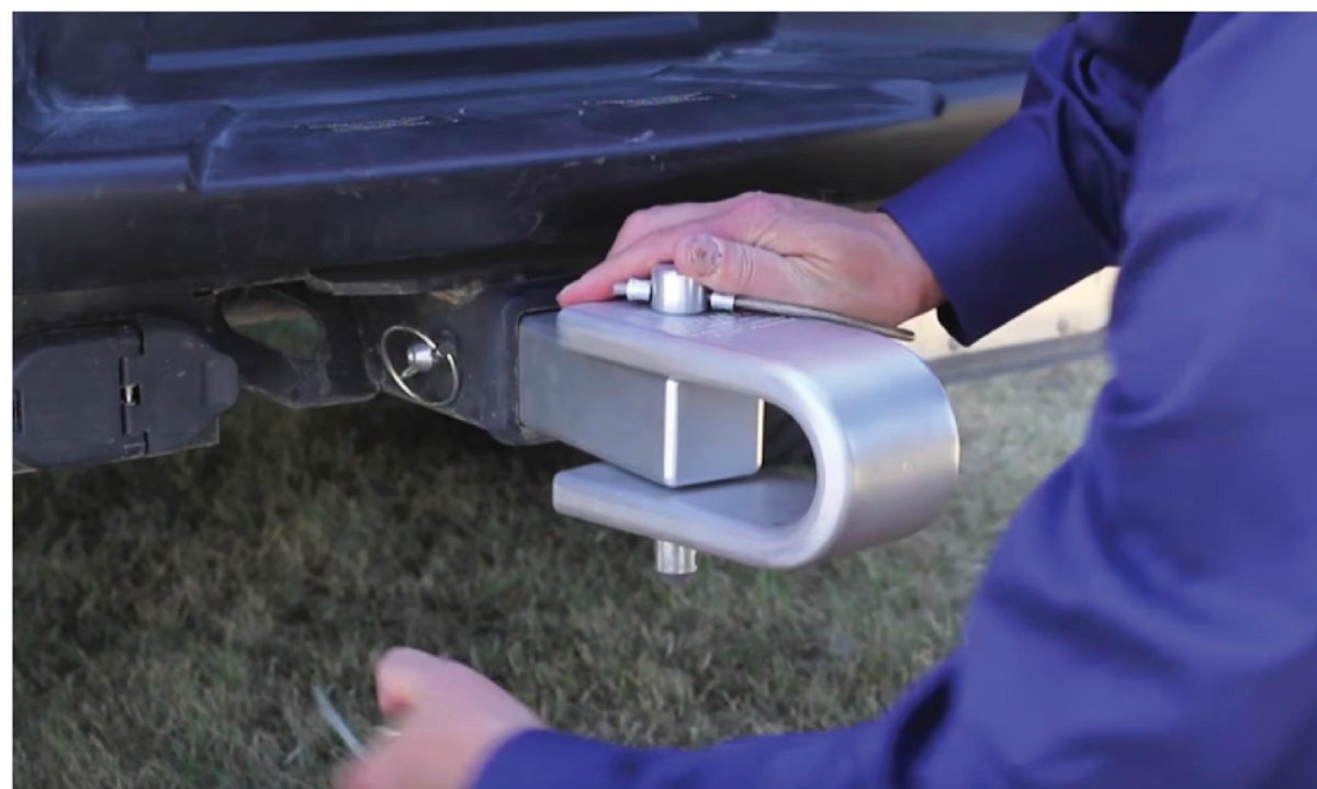 Ditch Hitch's vehicle recovery system overview | Equipment World