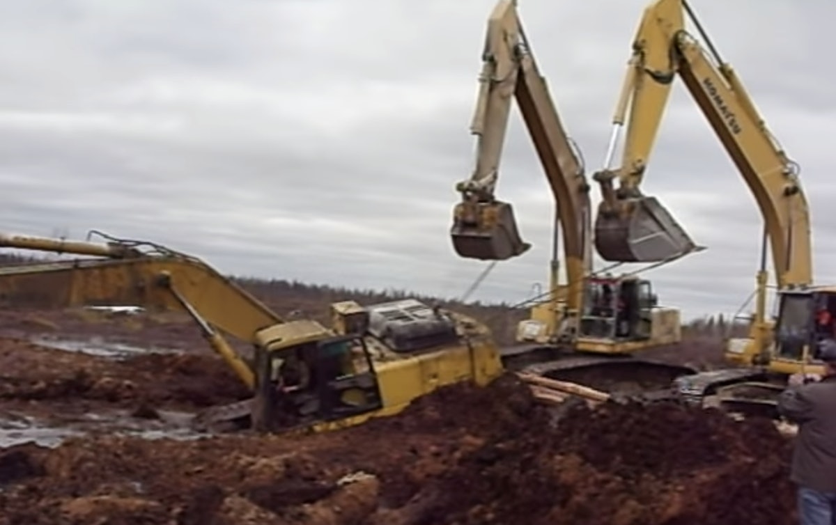 Excavator team rescues another excavator stuck in mud | Equipment World