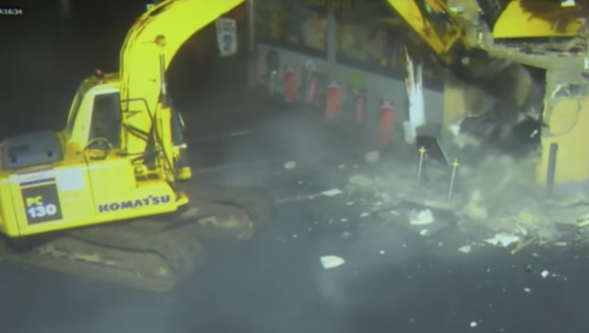 Thieves use excavator to dig out ATM machine | Equipment World