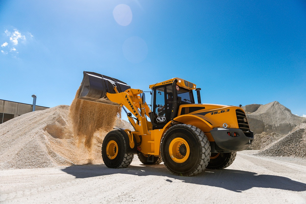 Equipment Roundup: Venieri intros heavy-duty loader to U.S.;Deere ...