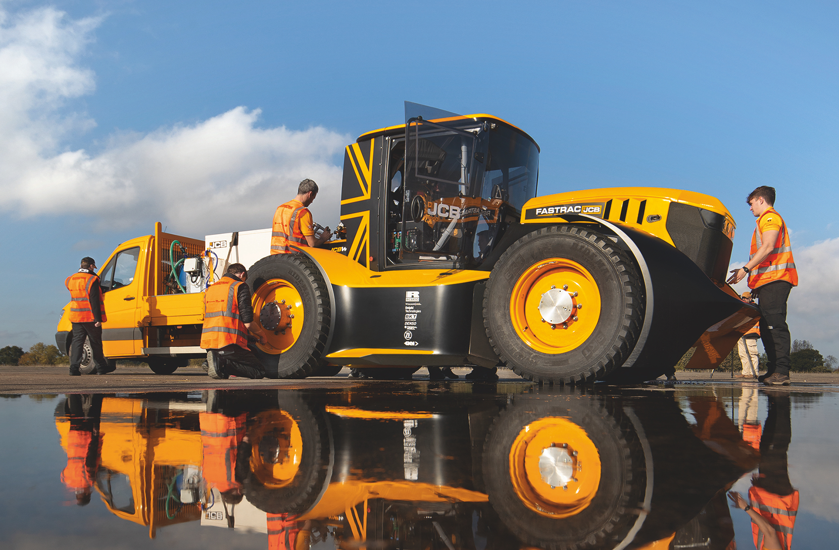 JCB Fastrac hits 153 mph to shatter its own world record for fastest ...