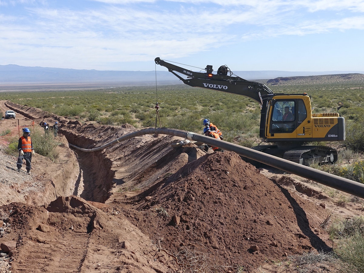 Volvo makes trench work safer with new pipelayer kit for excavators ...
