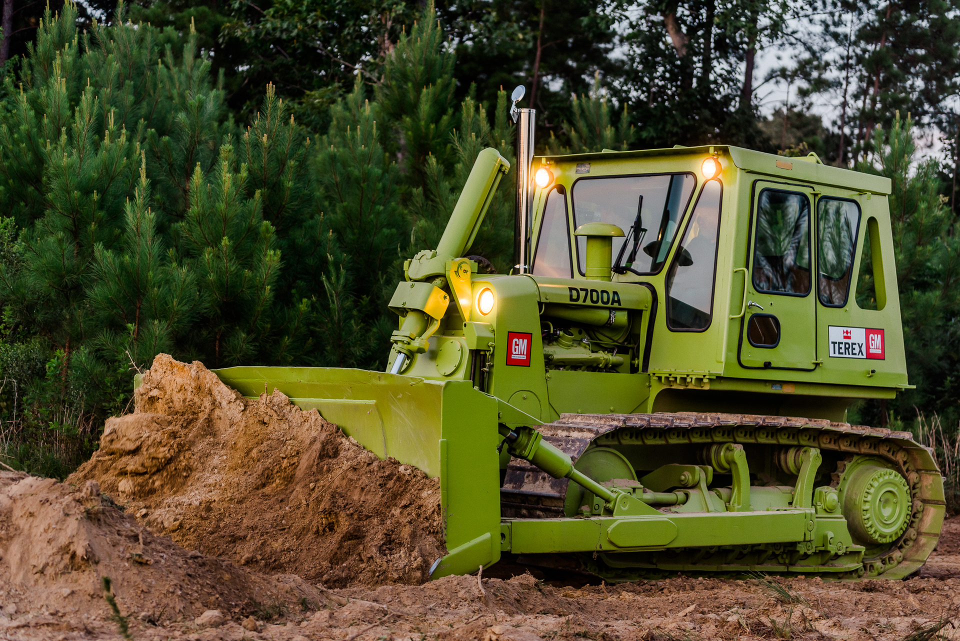 Video: Restoring a 1980s Terex D700A dozer after a long search ...