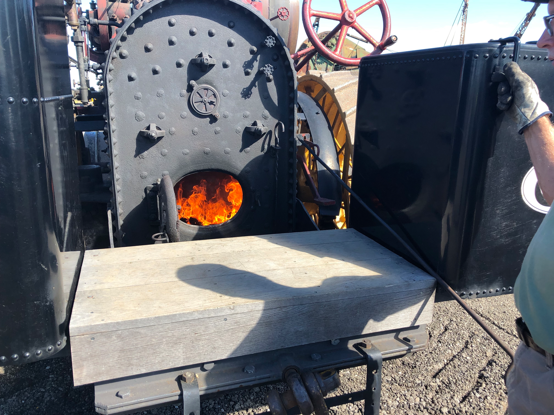 Video: Restored 1918 Russell steam tractor demonstrates its power ...