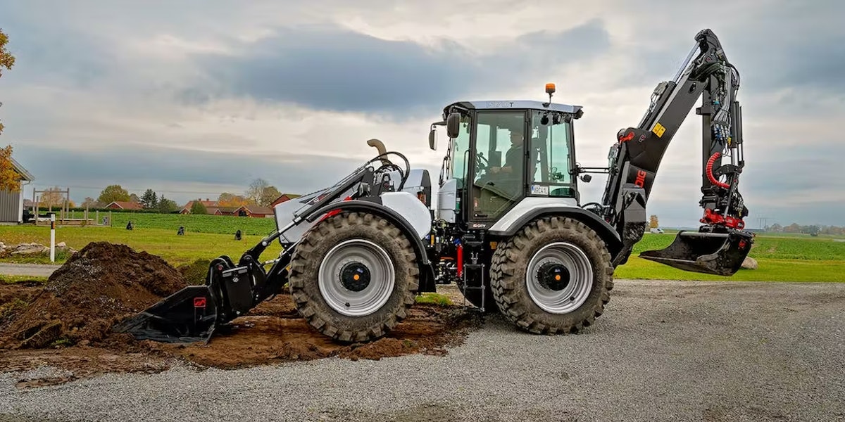 Huddig launches 1370T hybrid backhoe in U.S. | Equipment World