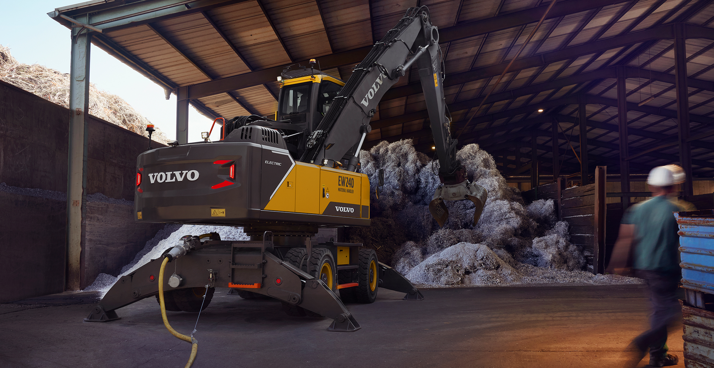 Volvo unveils grid-connected electric material handler in Europe ...