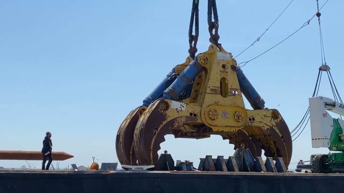 Video: Largest claw in U.S. grabs Baltimore bridge debris | Equipment World