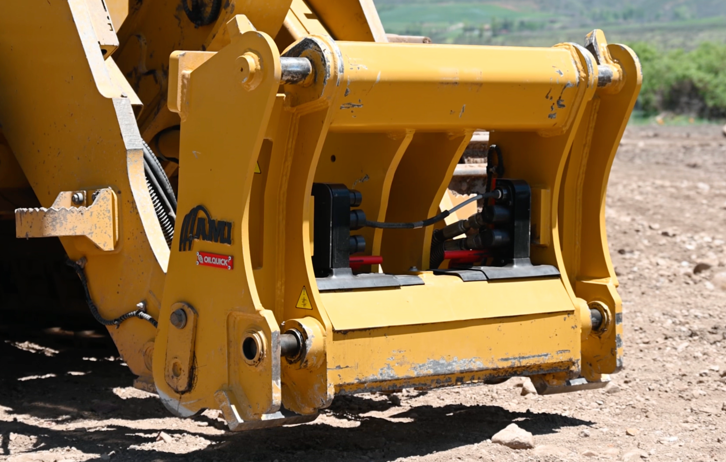 Cat 963 track loader equipped with 6-way dozer blade (Video ...