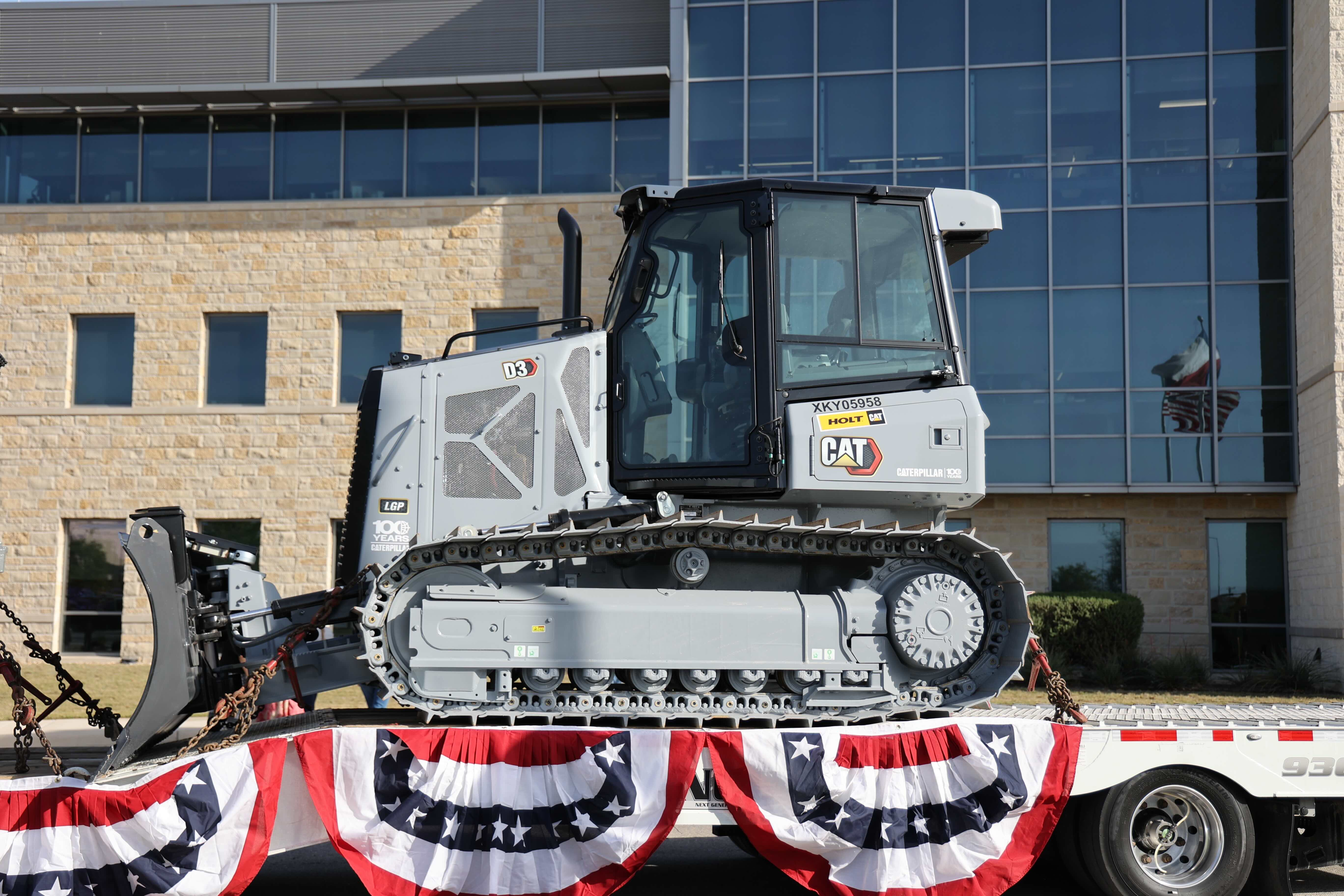 Cat Holt shows 1925 Holt 10-Ton with 2025 Centennial Grey Cat D3 ...