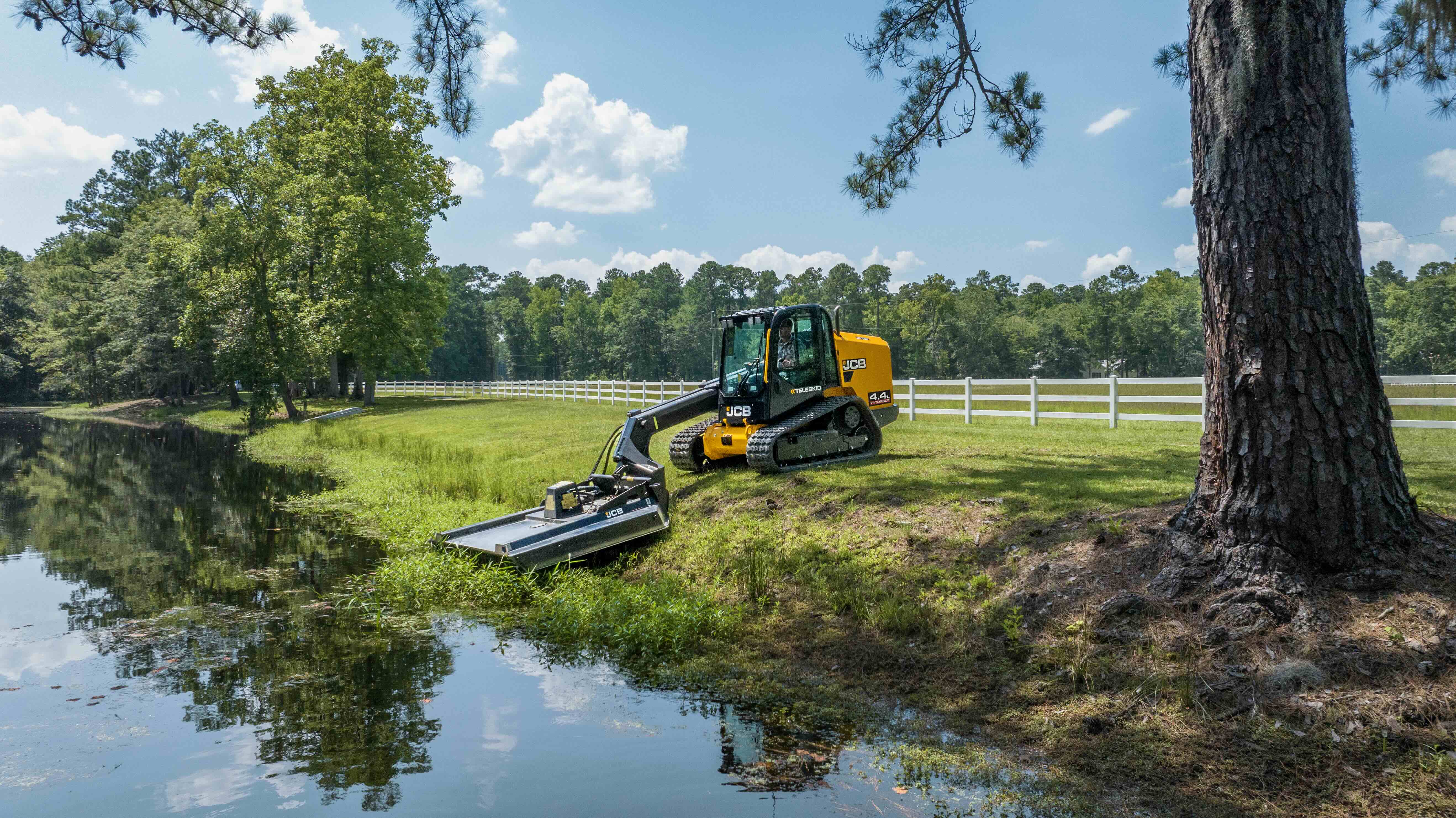 JCB Unleashes 4TS Teleskid, 400T CTL: It's Largest Track Loaders ...