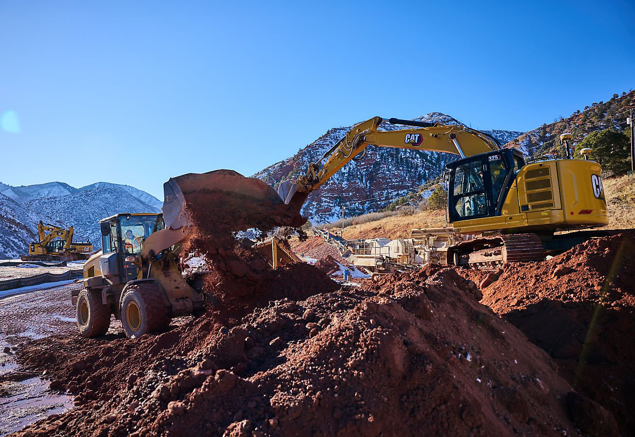 Caterpillar's New HD 325 Excavator: For Work in Tough Terrain ...