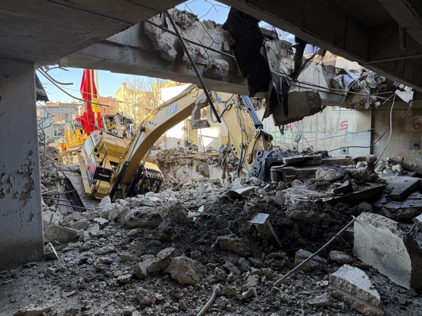 Rescue of Fallen Excavator Brings Out "World's Largest Rotator ...